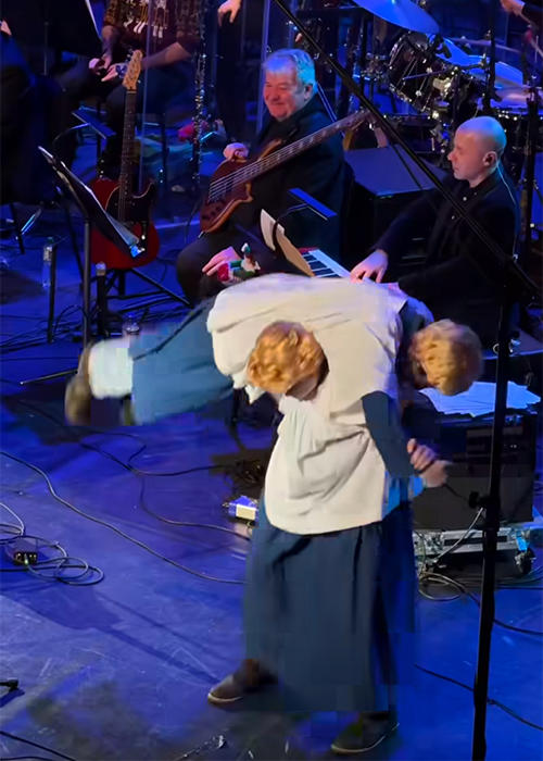 Watch: Roz Purcell and Carl Mullan perform surprise song at 2FM party