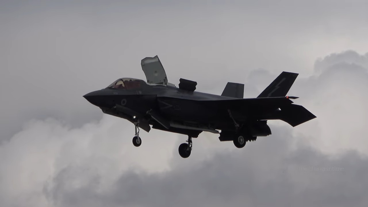 Lockheed Martin F-35B amazes crowds with vertical hover at RIAT 2025