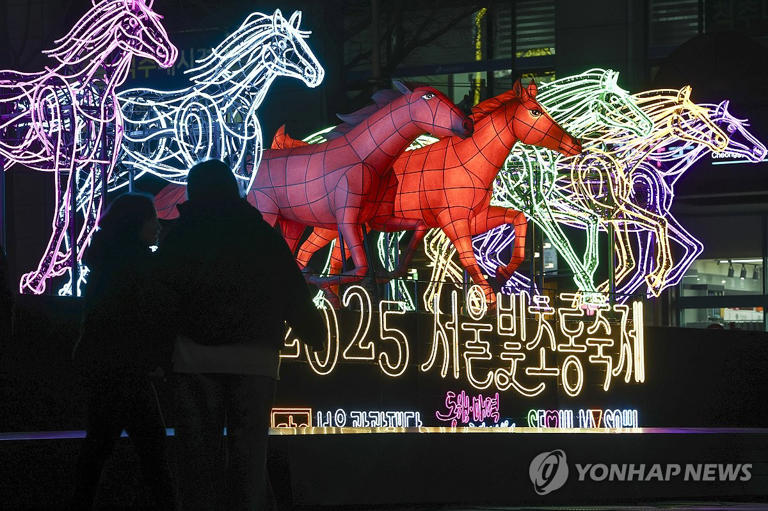 서울빛초롱축제·광화문마켓 100만명 방문…운영시간 연장