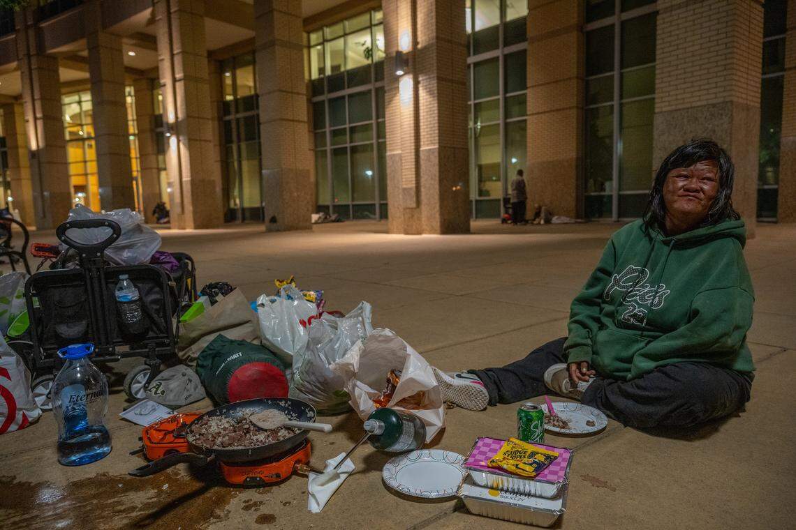 Sacramento mayor expected little enforcement of City Hall sleeping ban ...