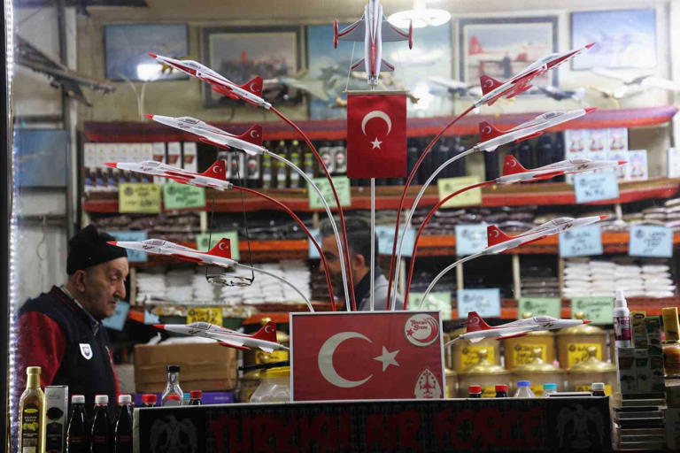 Çocukluk hayali pilotluktu, 60 yıldır 300’e yakın uçak maketi topladı