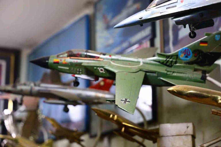 Çocukluk hayali pilotluktu, 60 yıldır 300’e yakın uçak maketi topladı