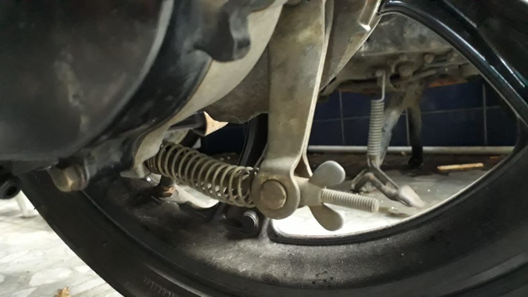 Biar nggak karatan, begini cara merawat per rem tromol di motor bekas