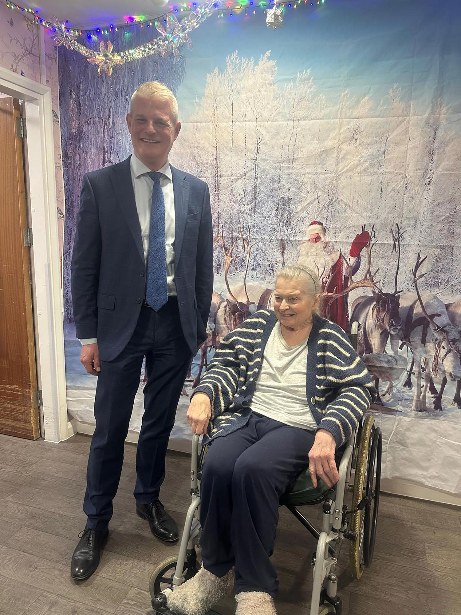 Daventry MP Stuart Andrew visits Pytchley Court Care Home to meet residents and staff