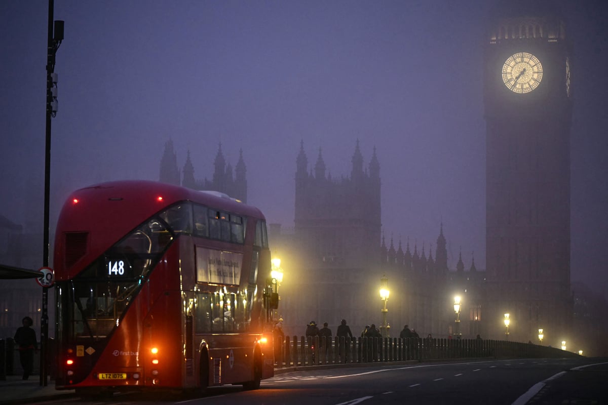 Westminster Bridge locked down after suspicious package alert