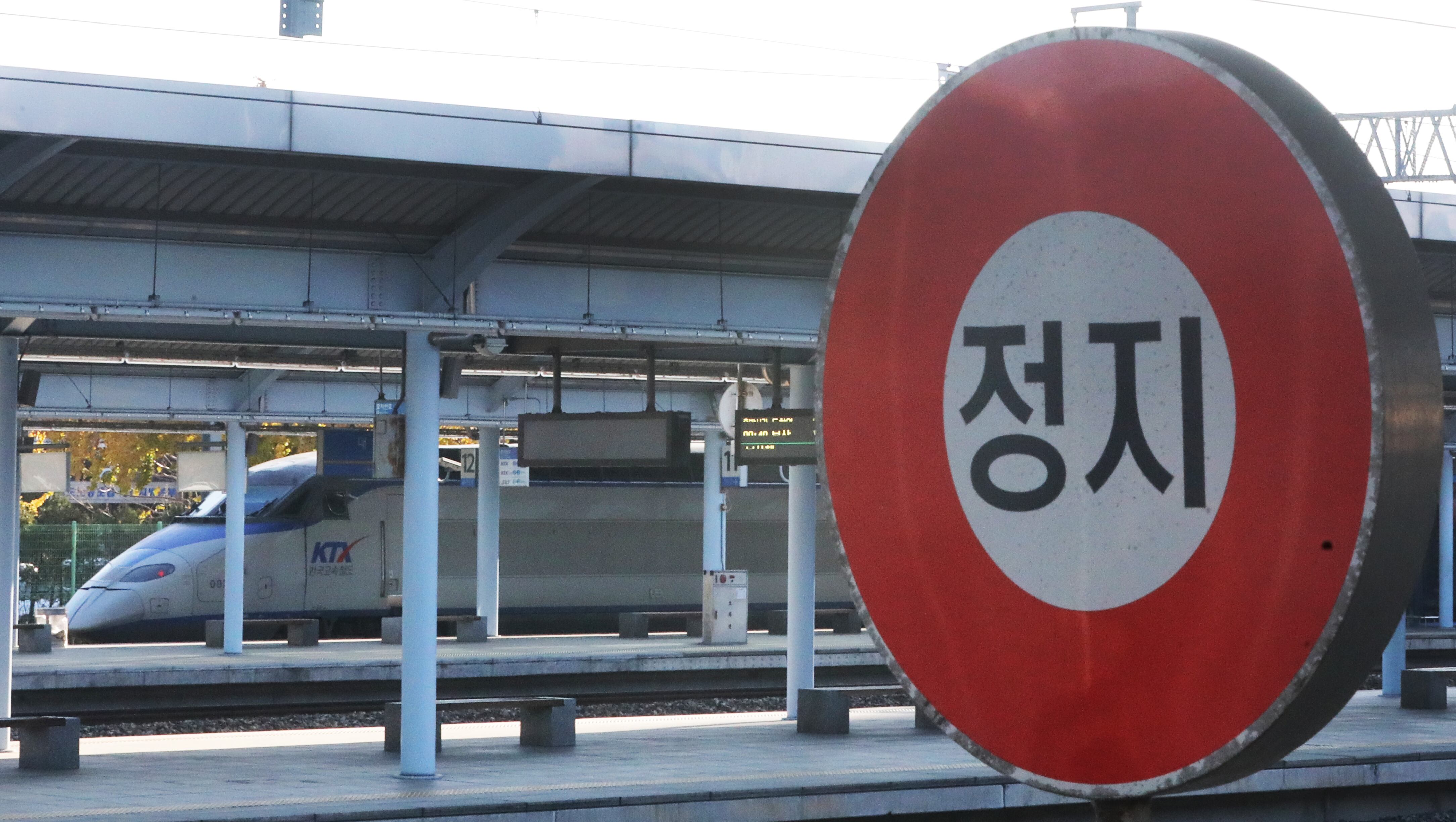 Railway union strikes over performance pay promise