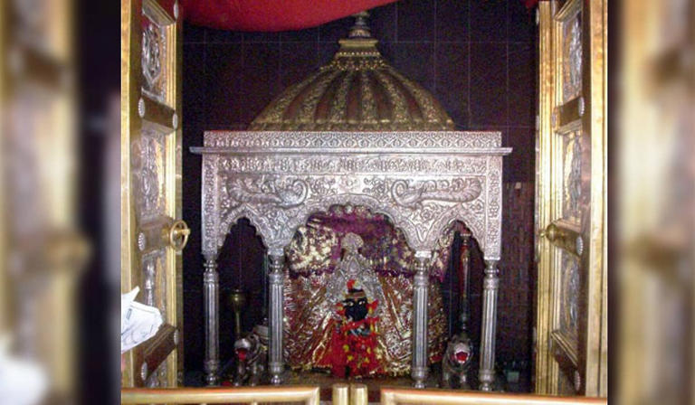 Gold crown stolen from revered Thawe temple in Bihar's Gopalganj