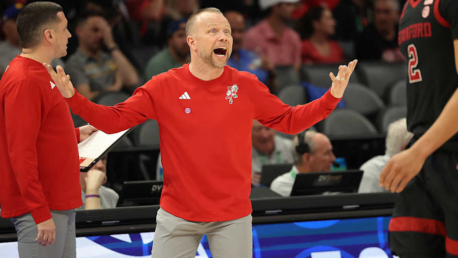 Pat Kelsey caught red-handed cursing out a Tennessee player in loss to Vols
