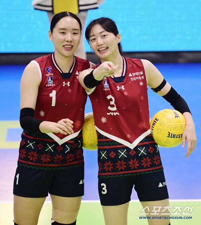 Lee Yerim, Kim Dine, Santa in a nice uniform