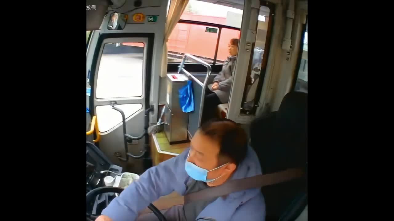 Girl falls off parents' tricycle onto road, passing bus driver chases ...