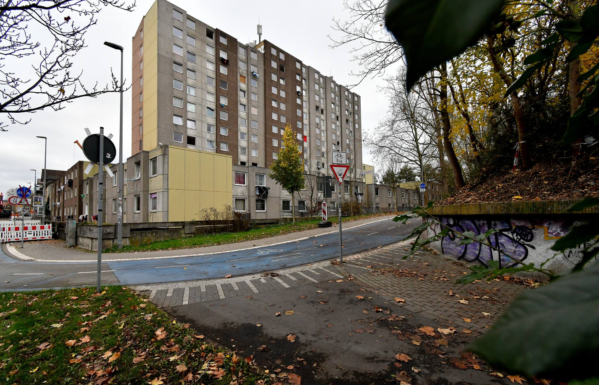 Raub in Wohnkomplex an Groner Landstraße: Männer überfallen Nachbarn ...