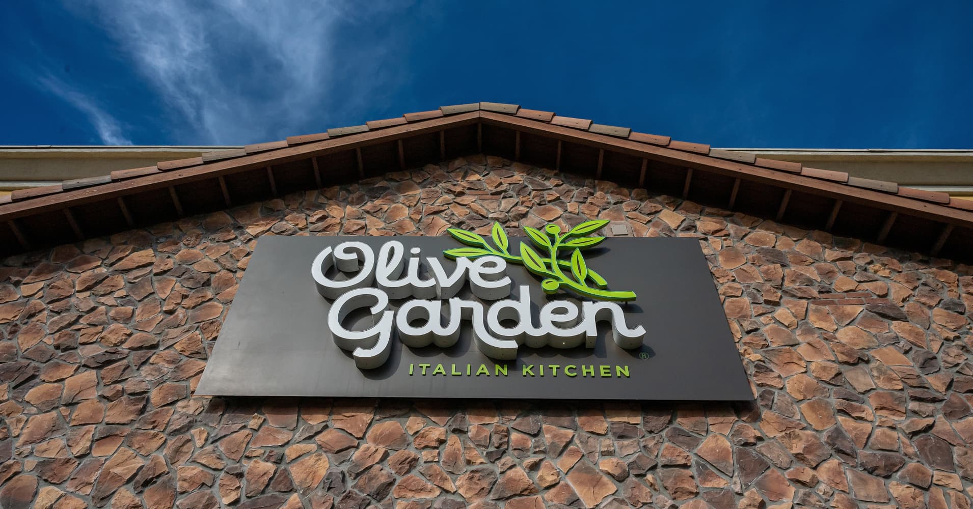 Olive Garden owner Darden Restaurants hikes revenue outlook as value ...