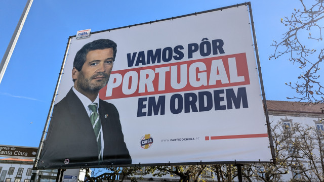 Tribunal deu razão a associações de ciganos. Chega terá de tirar cartazes