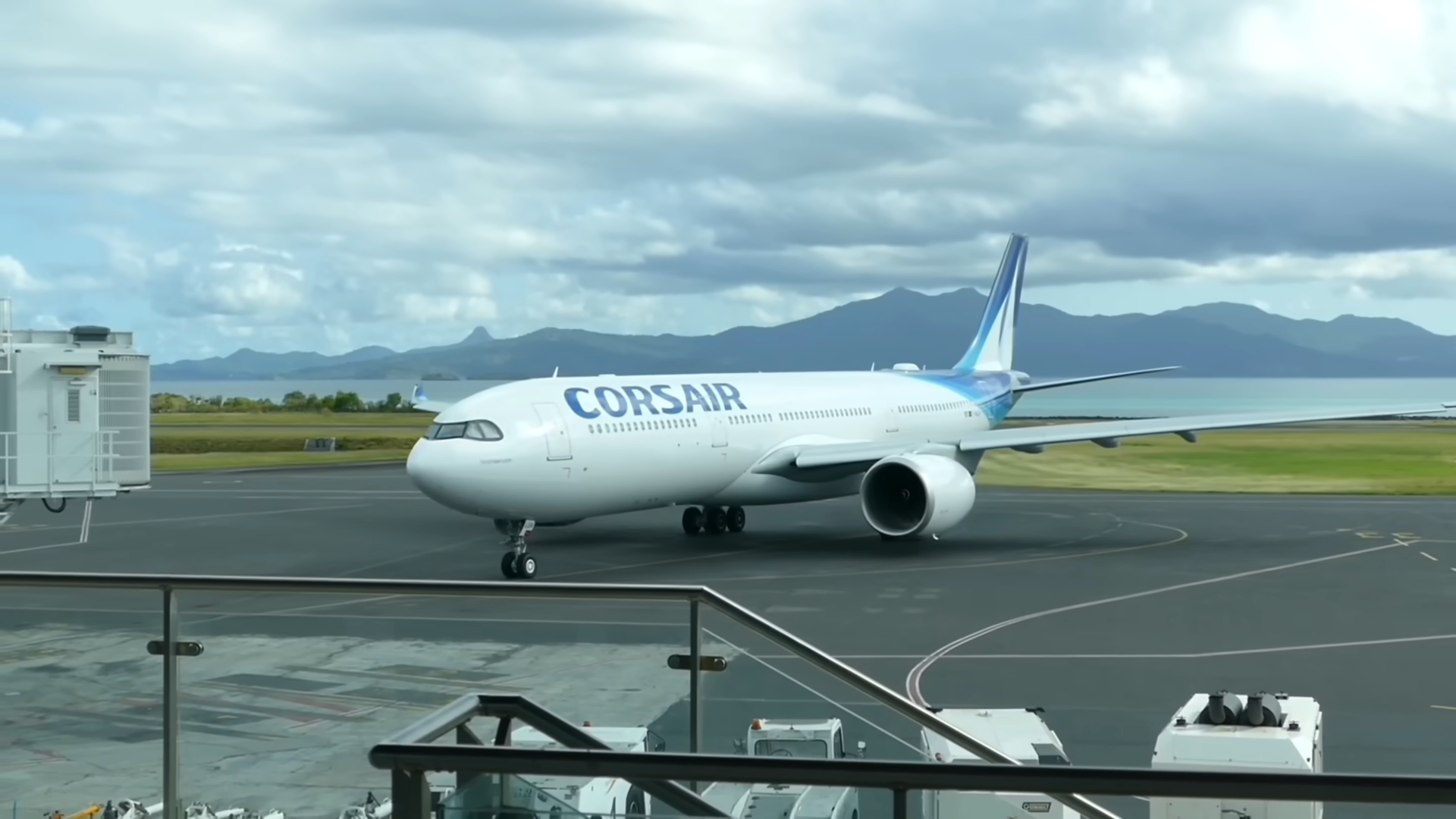 I flew on one of the world's longest domestic flights (10,000+km, 16 hours)