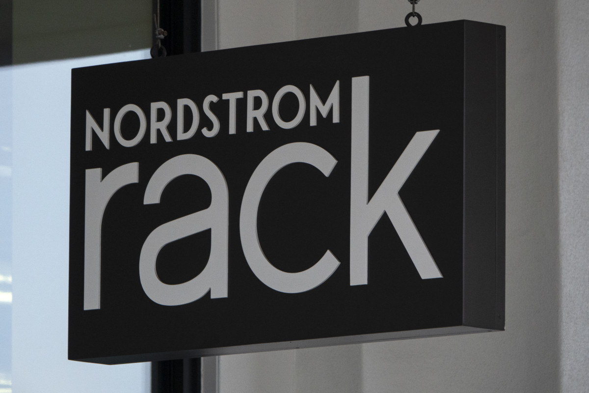 Hunter’s classic winter-ready snow gloves are now 60% off at Nordstrom Rack