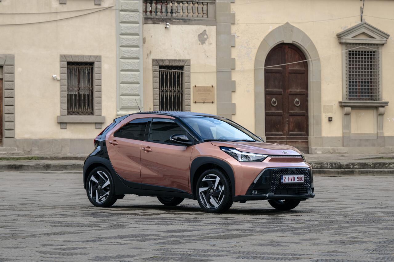 Toyota Aygo X Hybrid: con lei, andrete poche volte dal benzinaio (e il ...