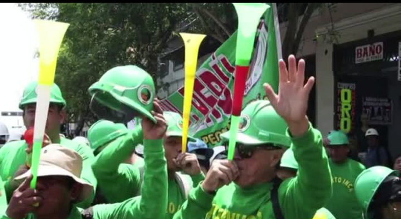 Perù, la festa dei minatori dopo la decisione del Congresso