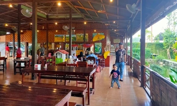 Dari resto lokal hingga modern, ini 9 spot makan dekat Stasiun Batang ...