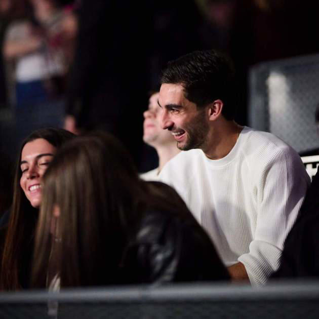 Así es Lucía, la chica que va de la mano de Ferran Torres en el vídeo ...