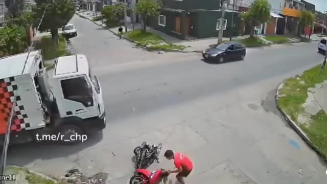 Attempted purse snatching goes very wrong in Argentina