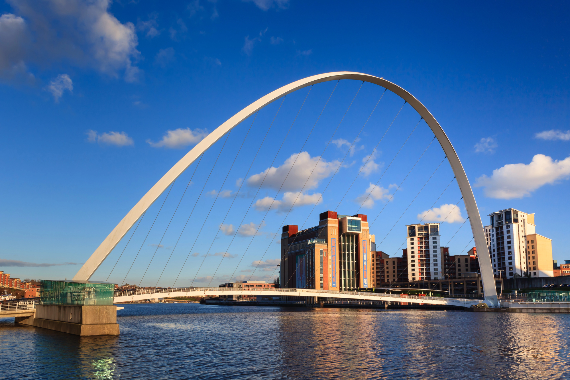 Moving and kinetic bridges around the world