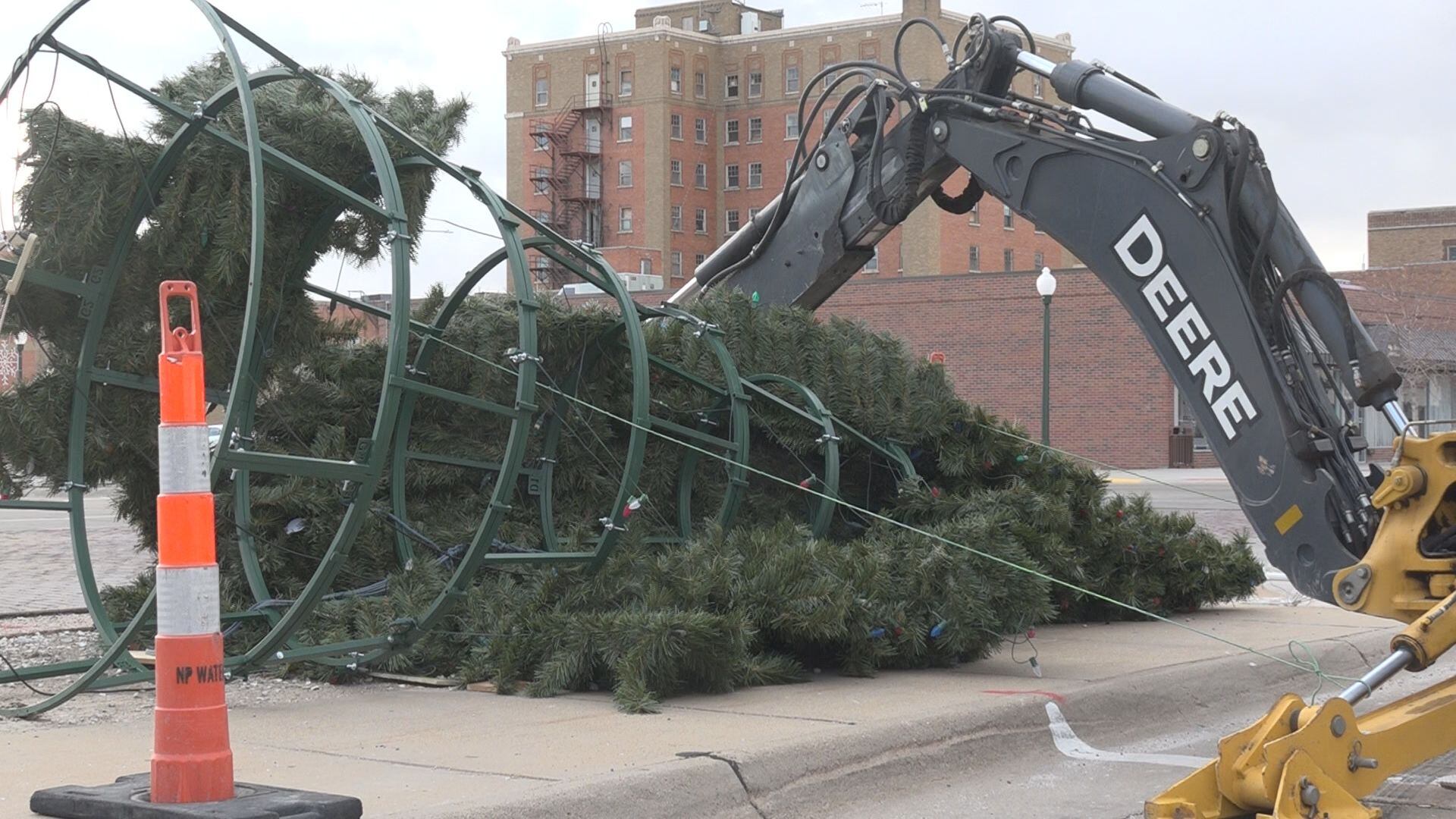 High winds topple downtown North Platte Christmas tree