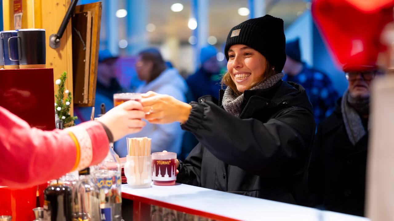 Im Video: Mit Surferin Maria Behrens über den Weihnachtsmarkt in Lübeck