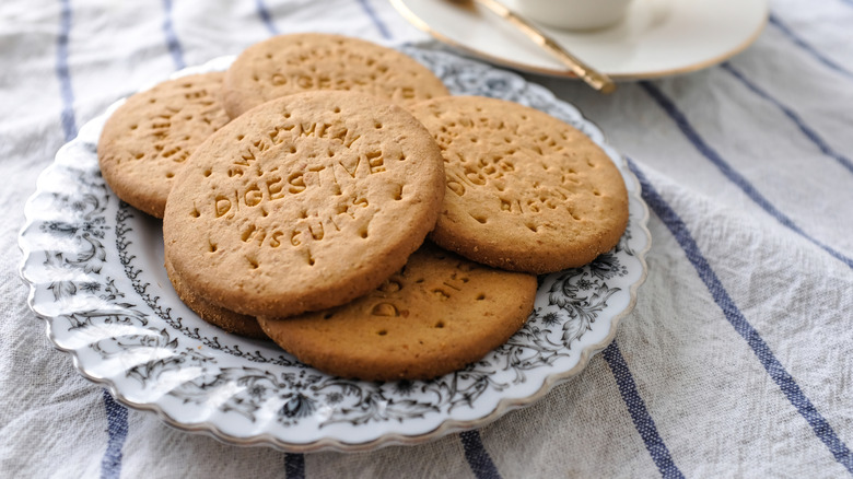What are digestive biscuits and what do they taste like?