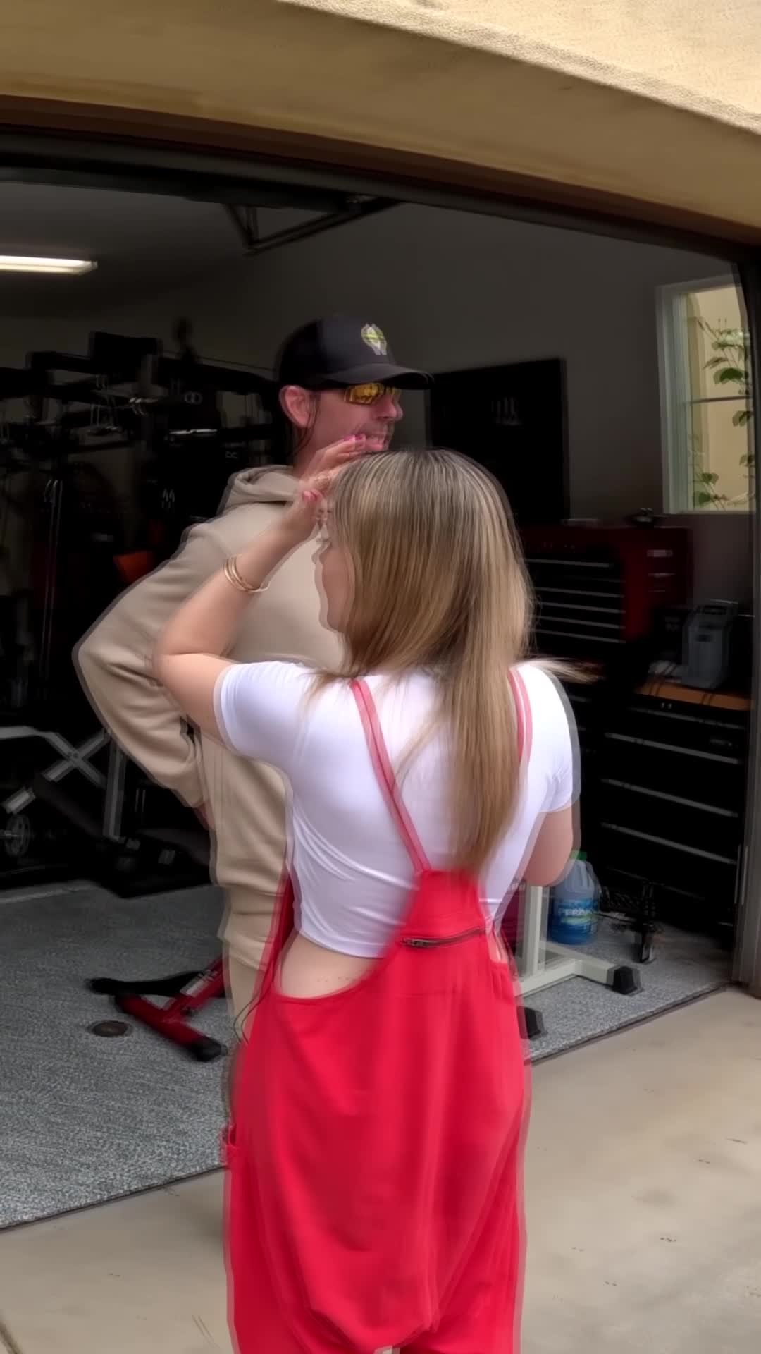 Blind guy describes color to blind girl #shorts