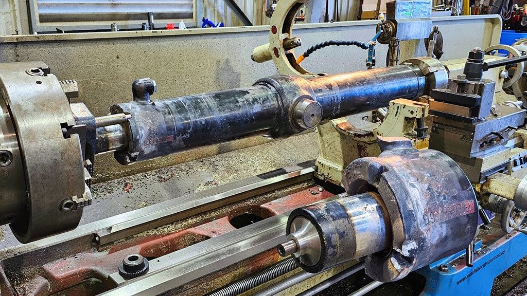 Removing a stubborn gland on a CAT 24M