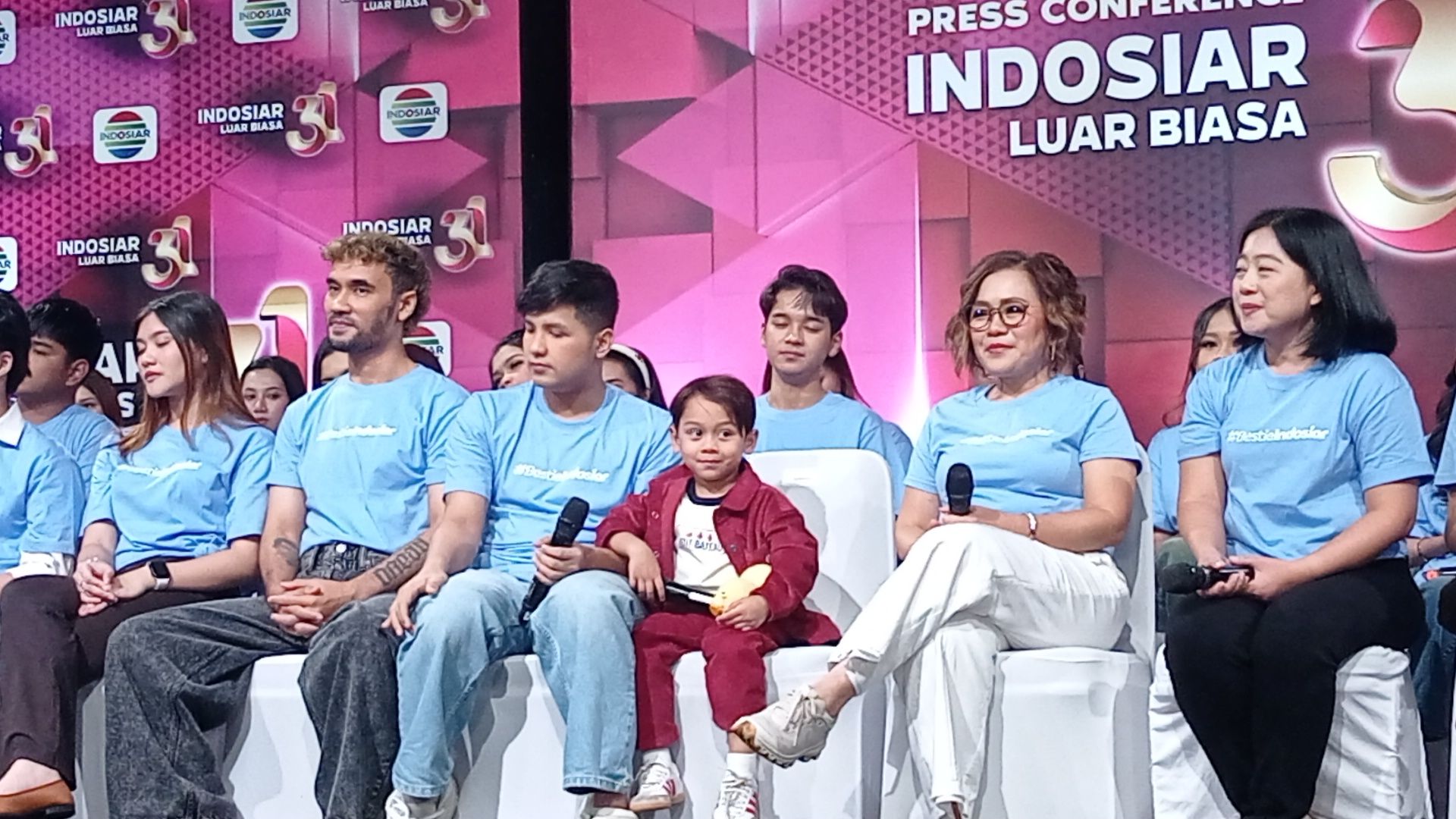 Tanpa didampingi Lesti Kejora dan Rizky Billar, Abang L hadiri konferensi