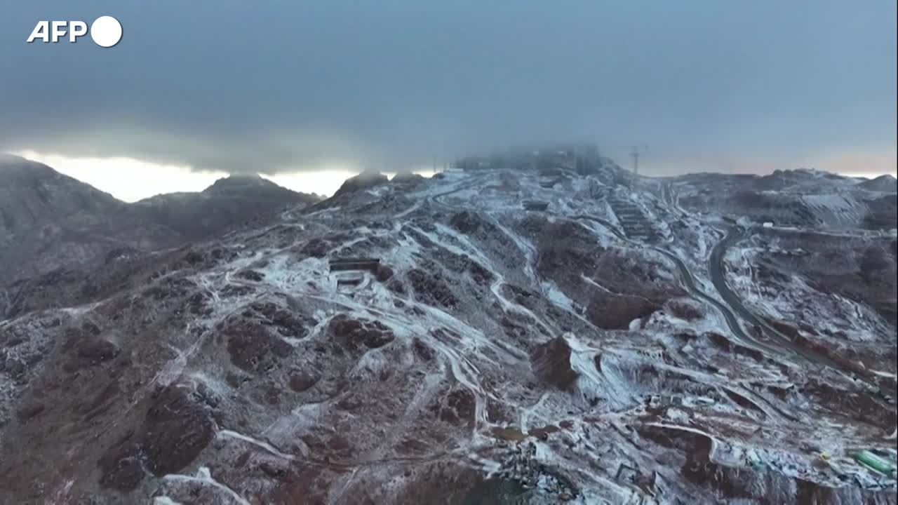 La prima neve dell'inverno ricopre il Jabal al-Lawz in Arabia Saudita