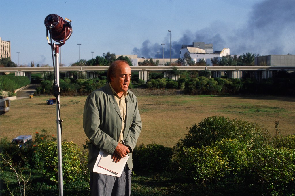 Peter Arnett dies: CNN Gulf War correspondent, Pulitzer-winning Vietnam ...