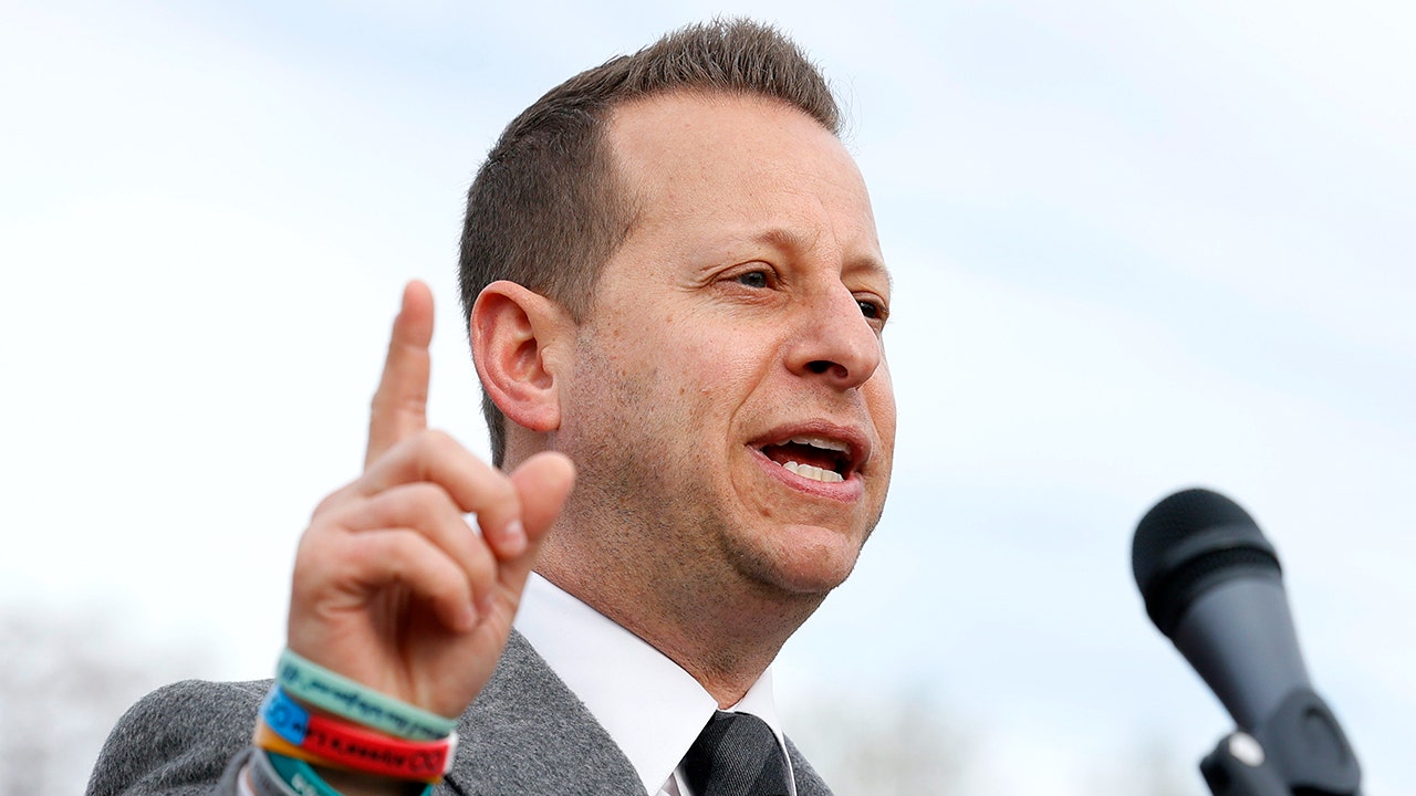 Moderate Democrats push back as progressives move to oust Jeffries ...