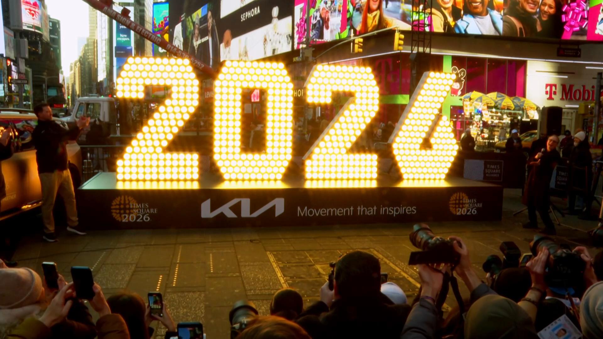 The 2-0-2-6 numerals arrive in Times Square ahead of the New Years Eve ...