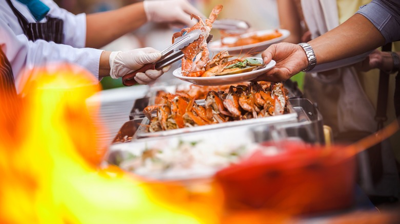 13 red flags at a buffet that should make you turn around