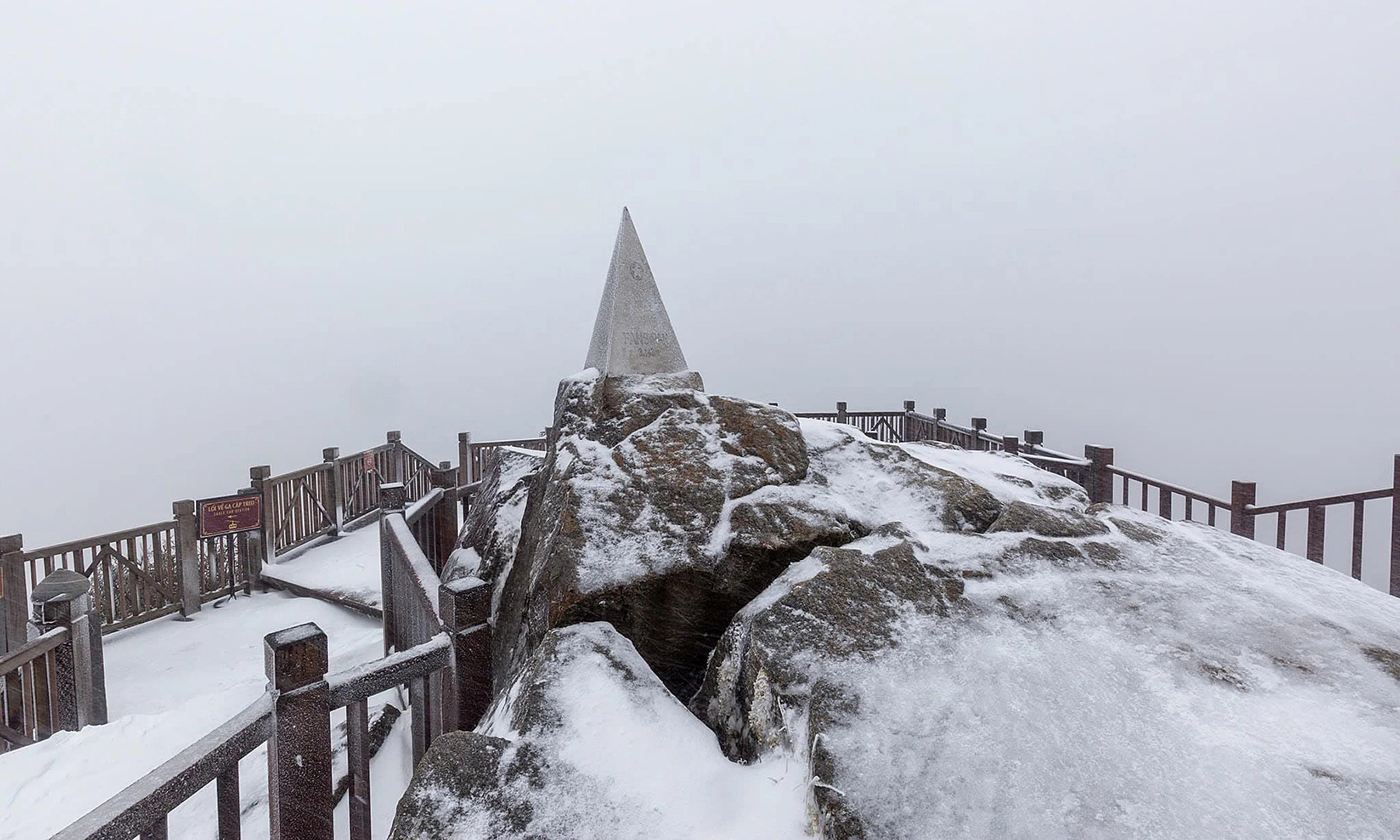 Light snow dusts Fansipan summit as winter cold grips northern Vietnam