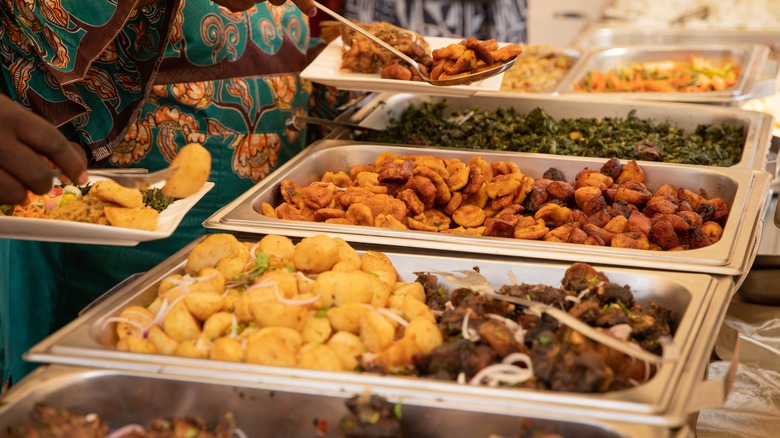 13 red flags at a buffet that should make you turn around