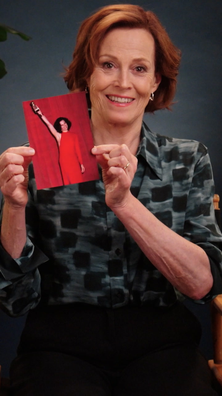 Sigourney Weaver recalls Meryl Streep teasing her Golden Globes gown ...
