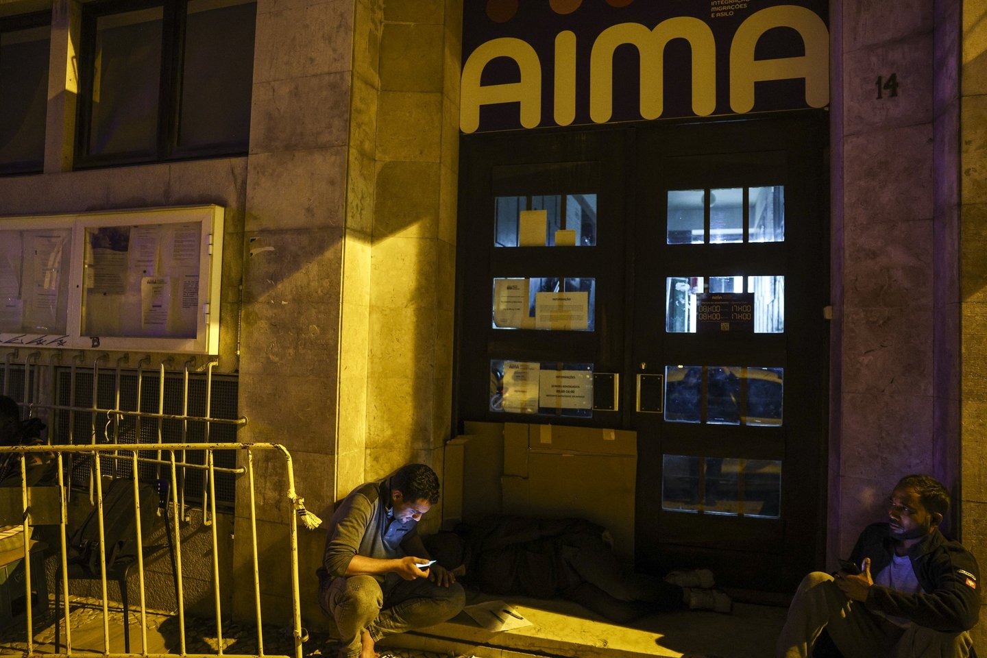 INE admite rever população imigrante em Portugal