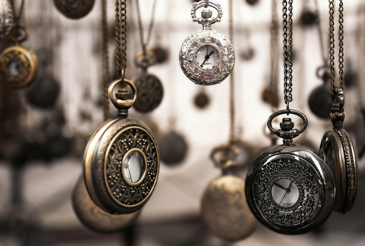 15 retro fashion accessories that are surprisingly expensive today