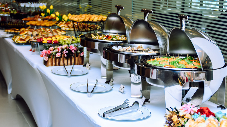 13 red flags at a buffet that should make you turn around