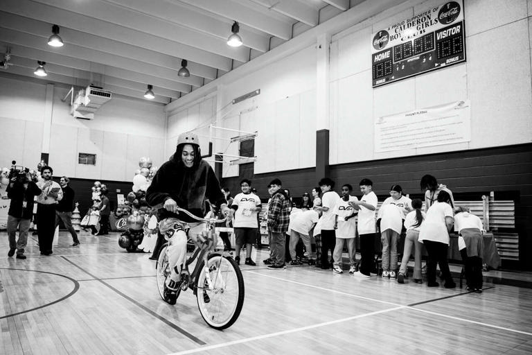 Spurs Devin Vassell brings Christmas joy to Boys & Girls Club of San ...