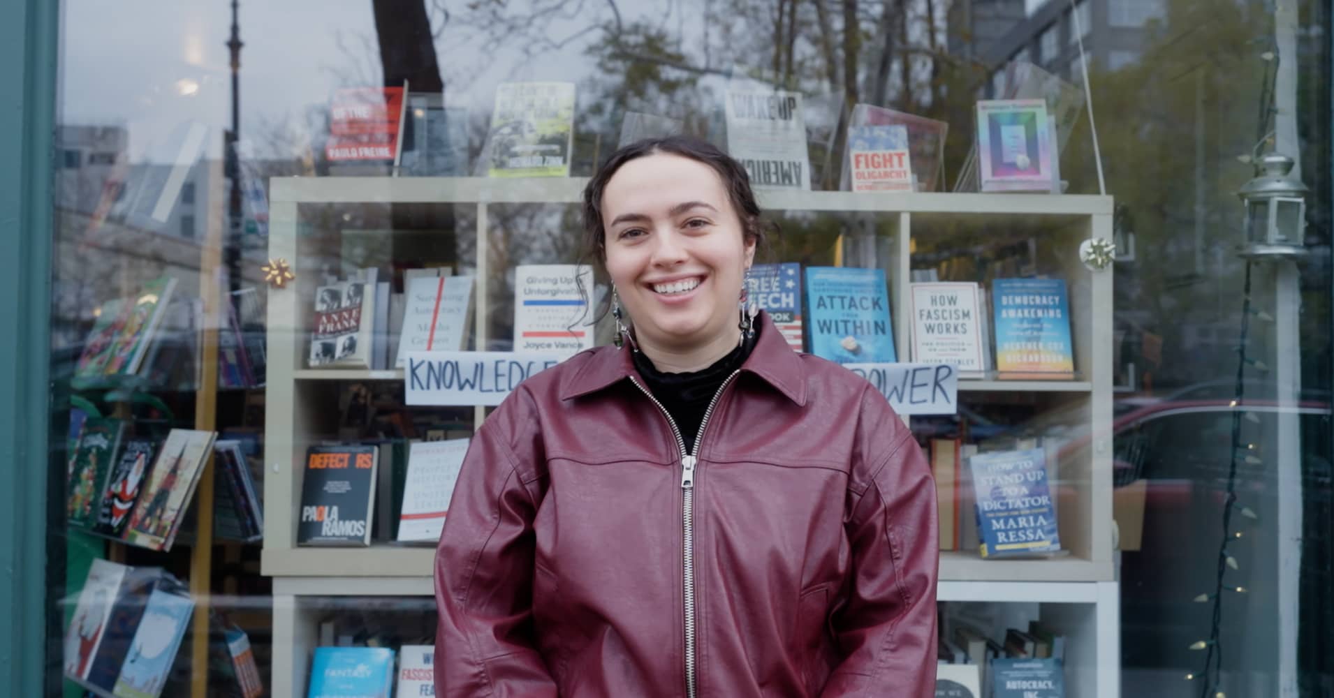 26-year-old works at a bookstore and lives on $53,000 a year in New ...