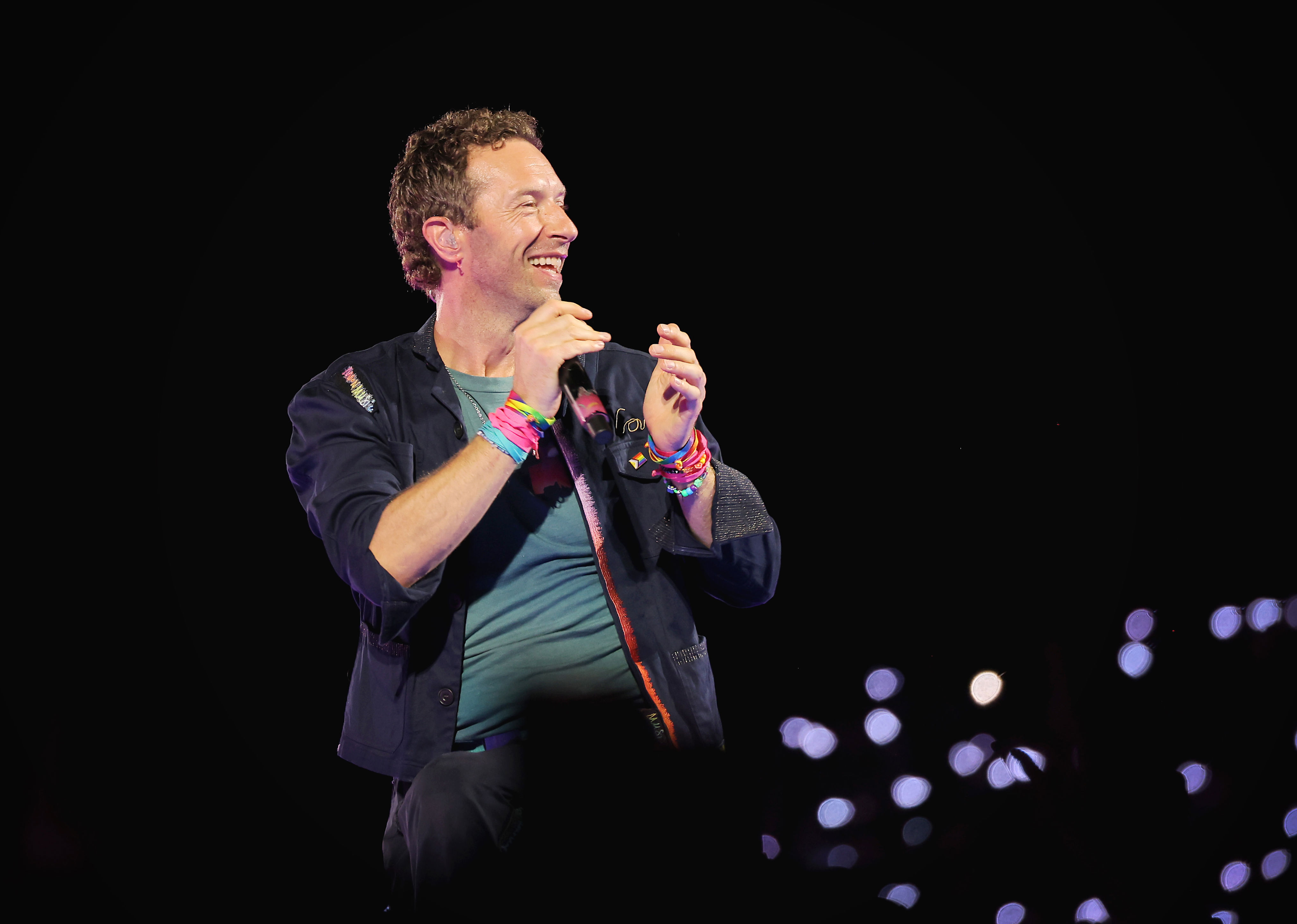 HR exec caught on Coldplay 'kiss cam' with boss finally breaks her ...