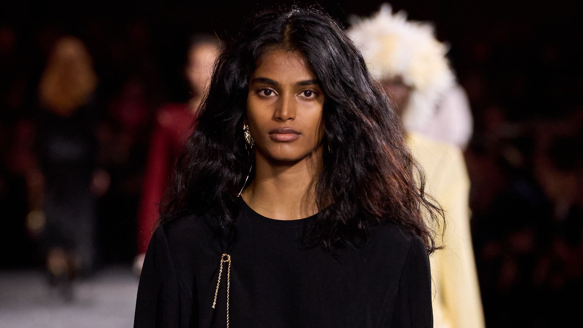 Conoce a Bhavitha Mandava, la modelo descubierta en el metro que ahora ...