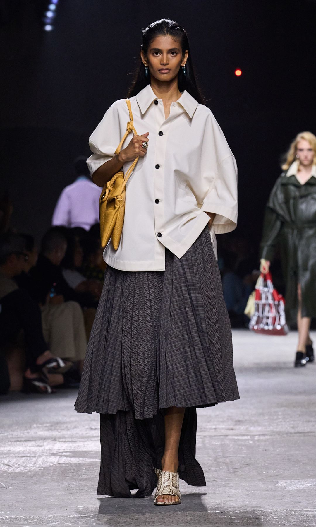 Conoce a Bhavitha Mandava, la modelo descubierta en el metro que ahora desfila para Chanel