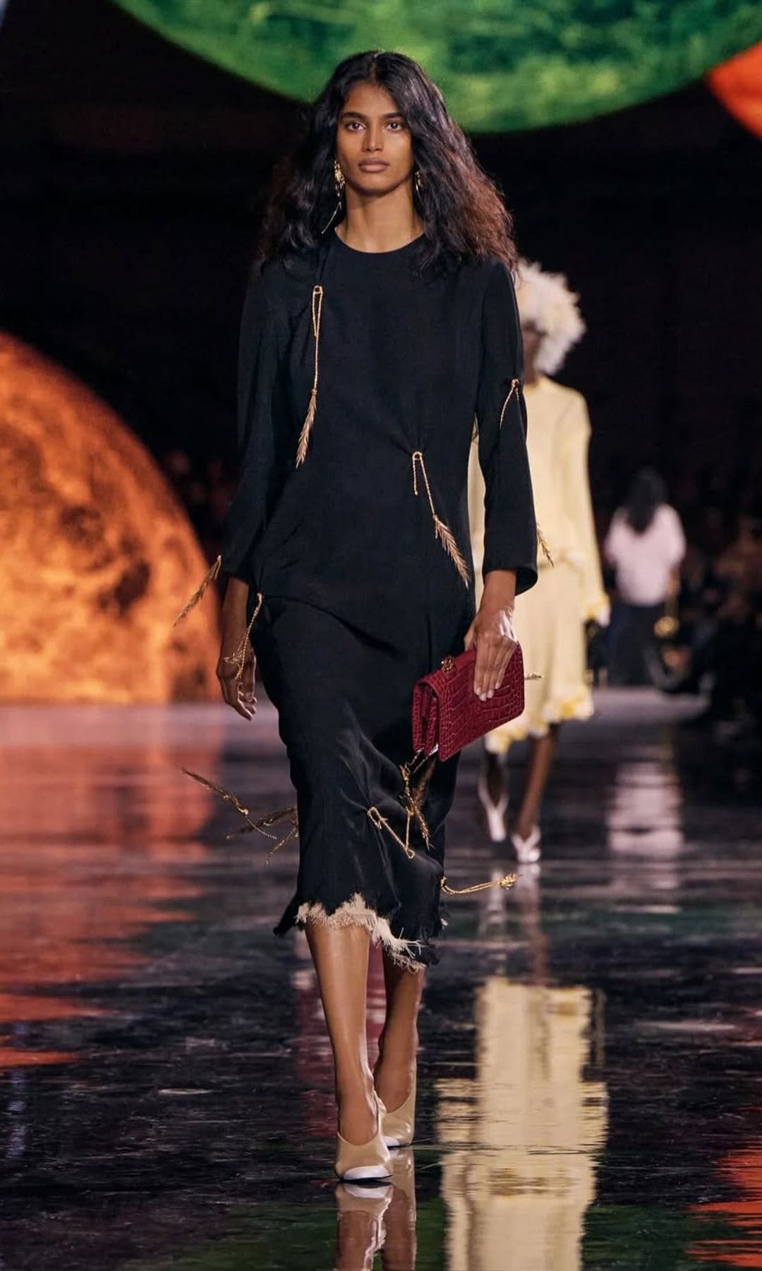 Conoce a Bhavitha Mandava, la modelo descubierta en el metro que ahora desfila para Chanel