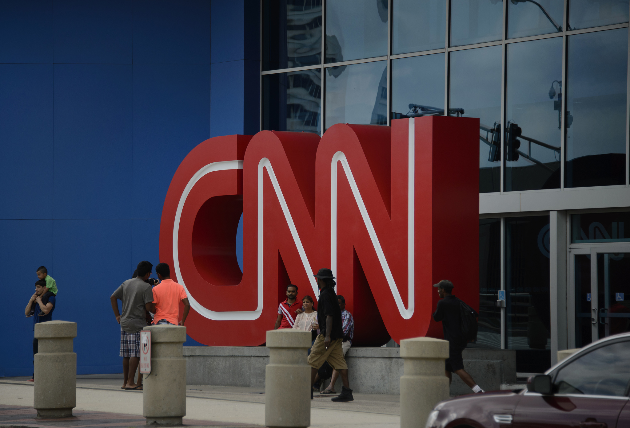 Warner Bros tantea la venta de la CNN