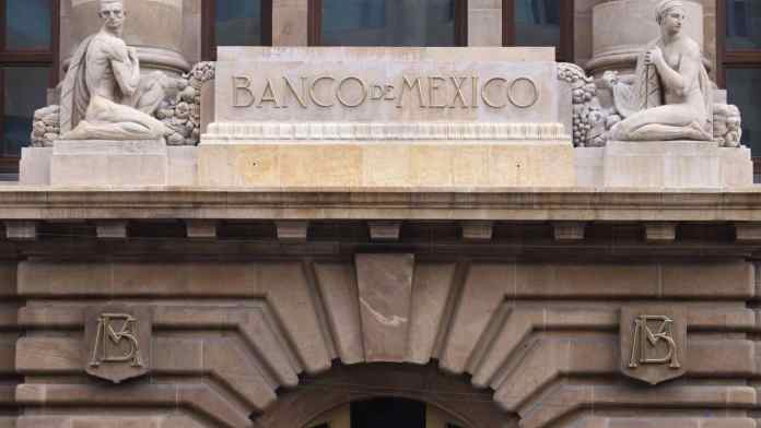 Banxico baja la tasa a 7%: así impacta en tus créditos, ahorros y deudas
